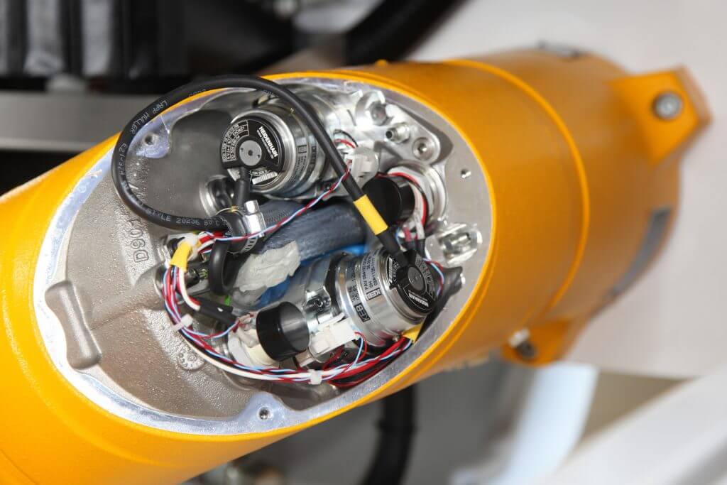 Positioning Accuracy on the Gripper of a Robot Arm - HEIDENHAIN